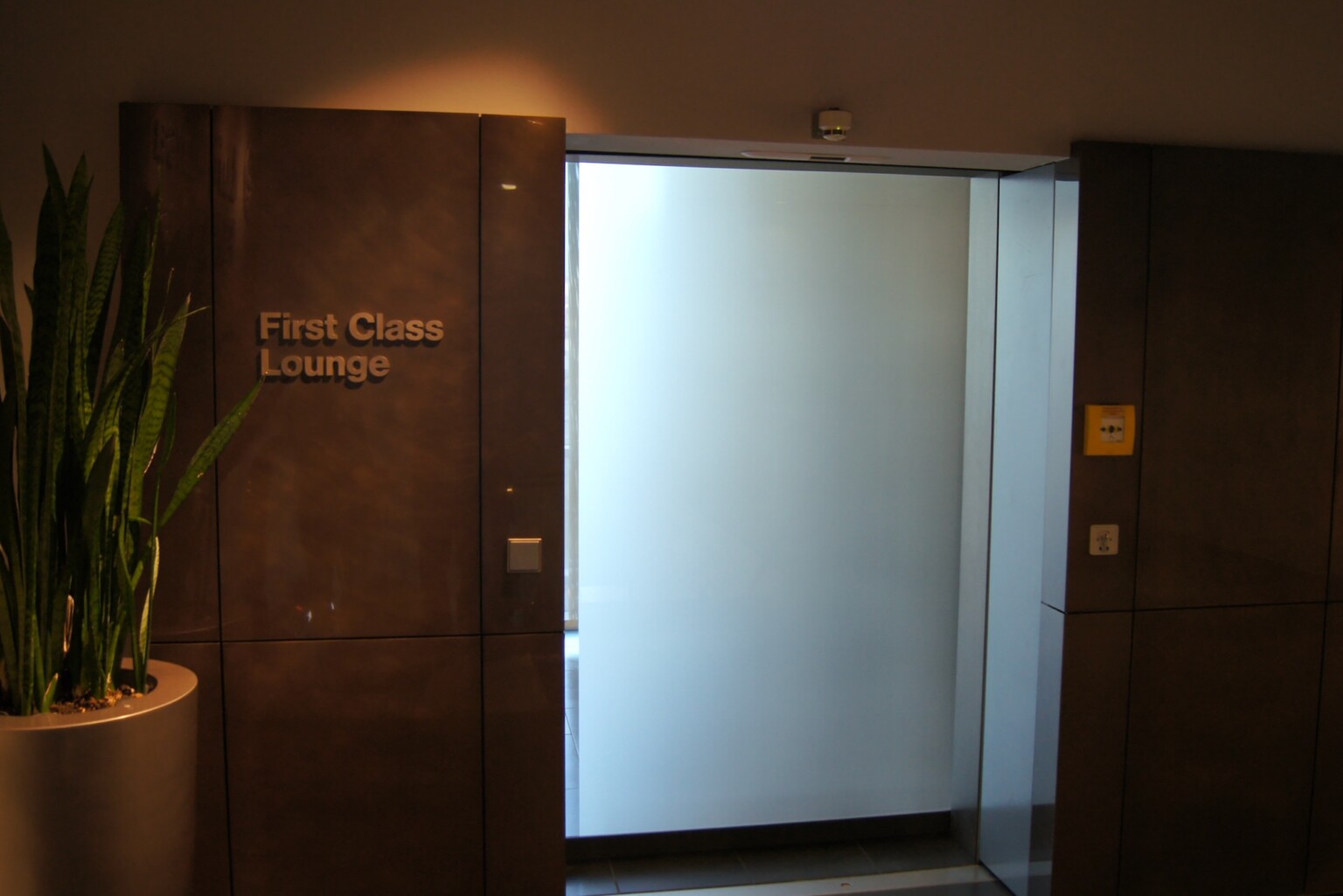 Lufthansa First Class Lounge Frankfurt B (Lounge Bewertung 2014)